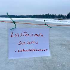 Kyltti, johon on käsin kirjoitettu "Luistelurata suljettu -Liikuntapalvelut".