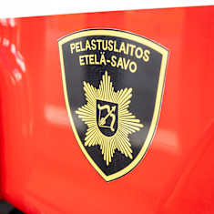Pelastuslaitos Etelä-Savo -merkki paloauton ovessa.