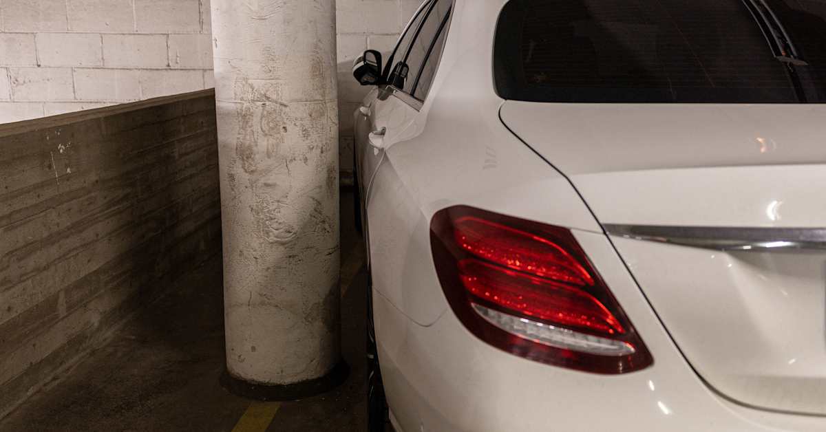 Nya bilar passar inte i gamla parkeringshus – och då smäller det ...