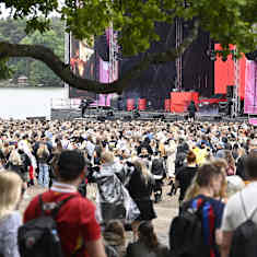Suuri joukko ihmisiä festivaaleilla.