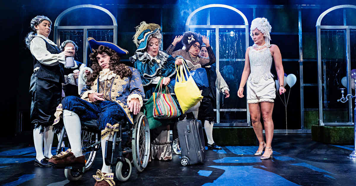 Recension: Fasaderna rämnar och kriserna avlöser varandra i farsaktiga Festerna på Wasa Teater ...