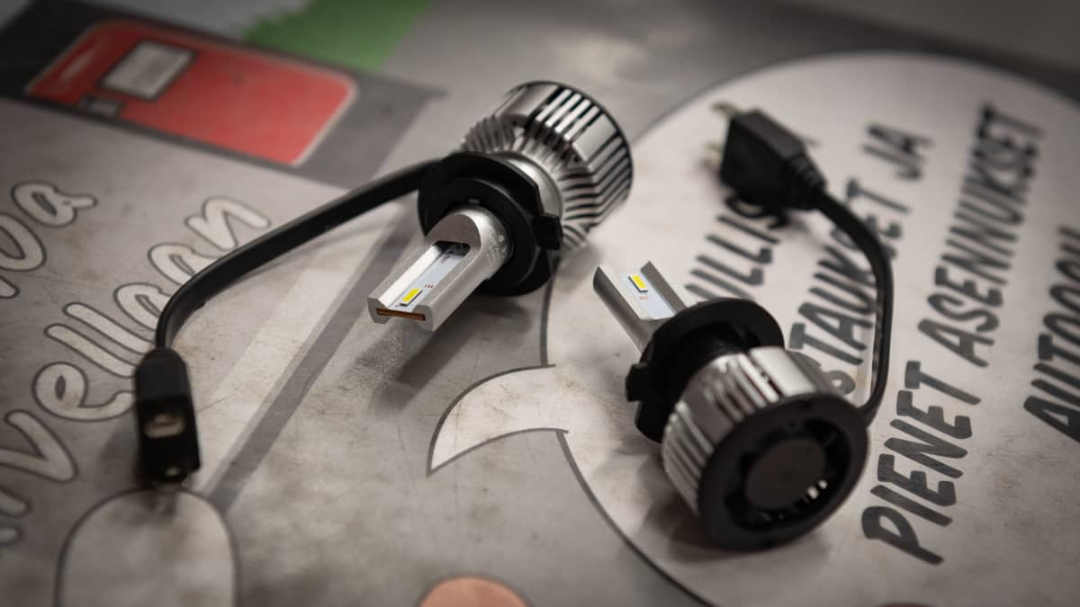 Tiedätkö, ajatko laillisilla valoilla? Monen auton sakkolamput ovat ...