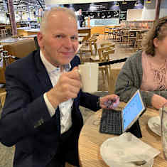 Jari Leppä juo kahvia Keskustan vaalivalvojaisissa Mäntyharjulla. 