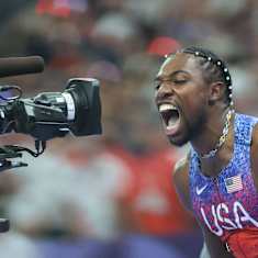Noah Lyles tuulettaa kameralle voitetun 100 metrin finaalin jälkeen.