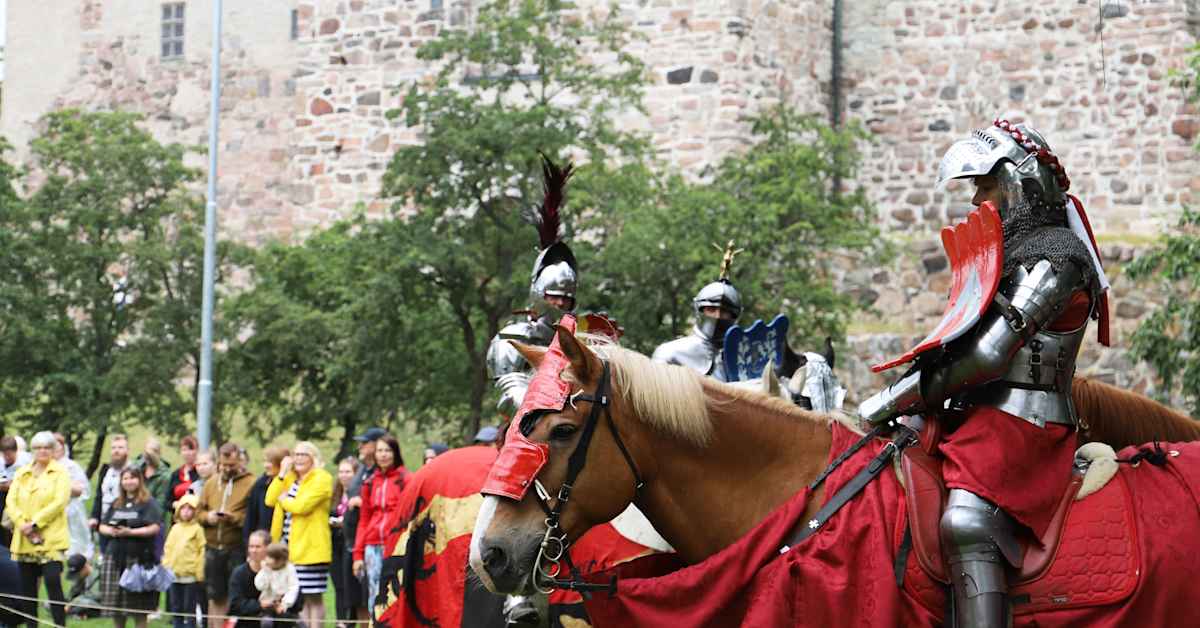 Riddare och hästar samlas för medeltida tornerspel vid Åbo slott ...