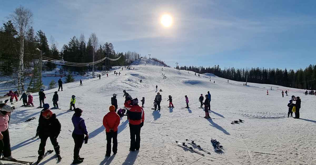 Sievin Louekankaan laskettelu­keskukselle löytyi lumilautaileva ...