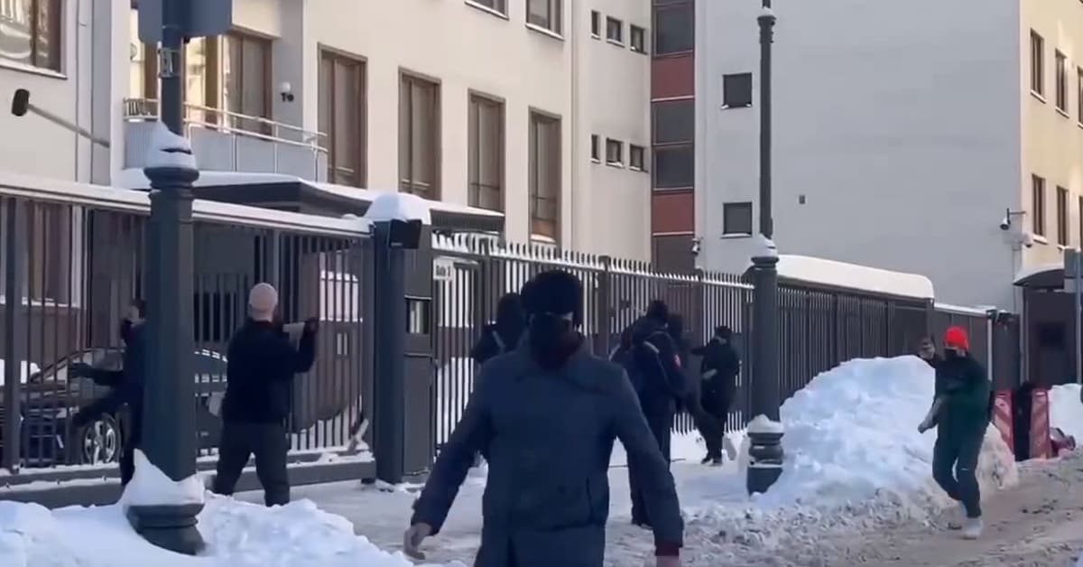 Masked gang throw sledgehammers at Finnish embassy in Moscow | Yle News ...