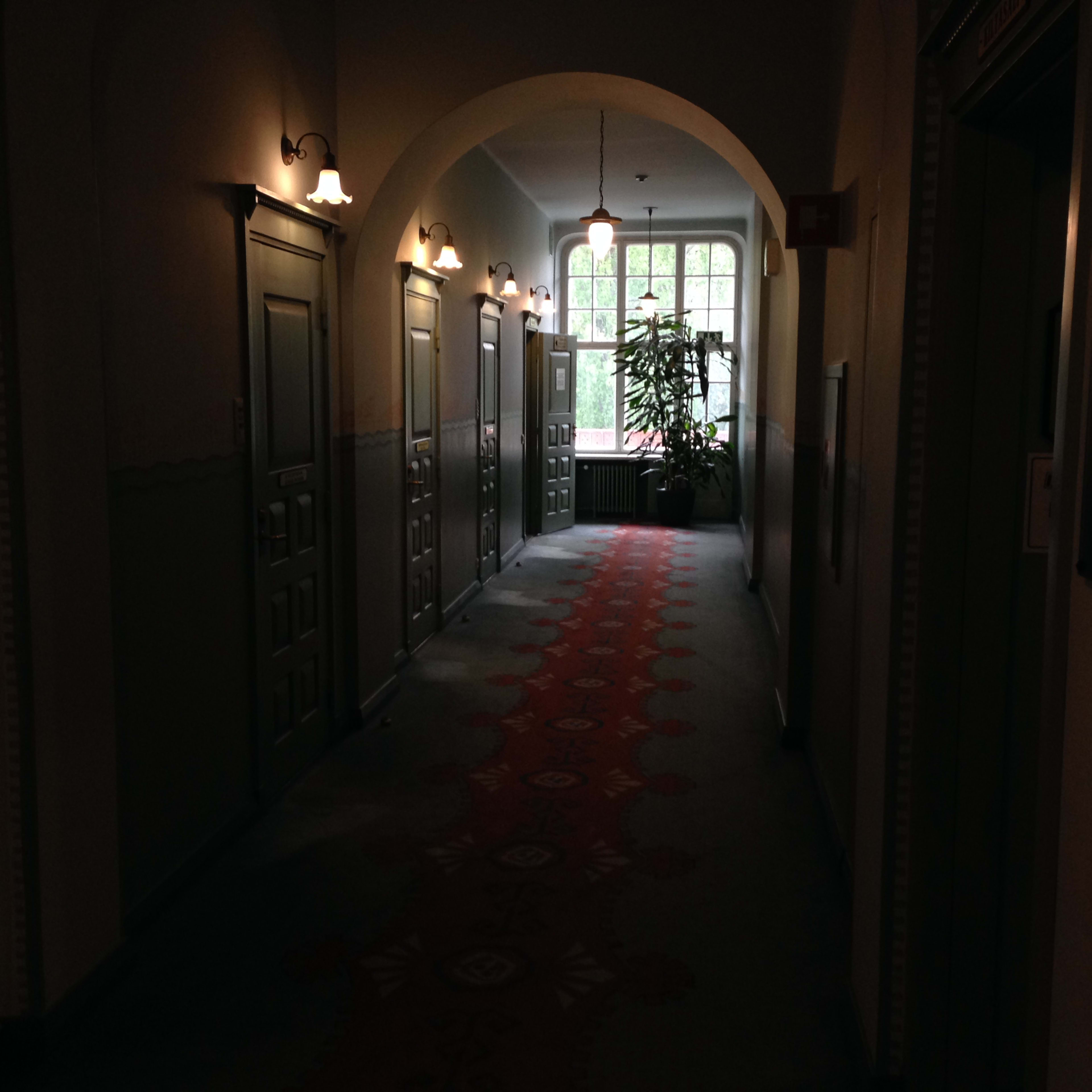 Harmaa rouva kuljeskelee aaveena Imatran Valtionhotellissa | Radio ...