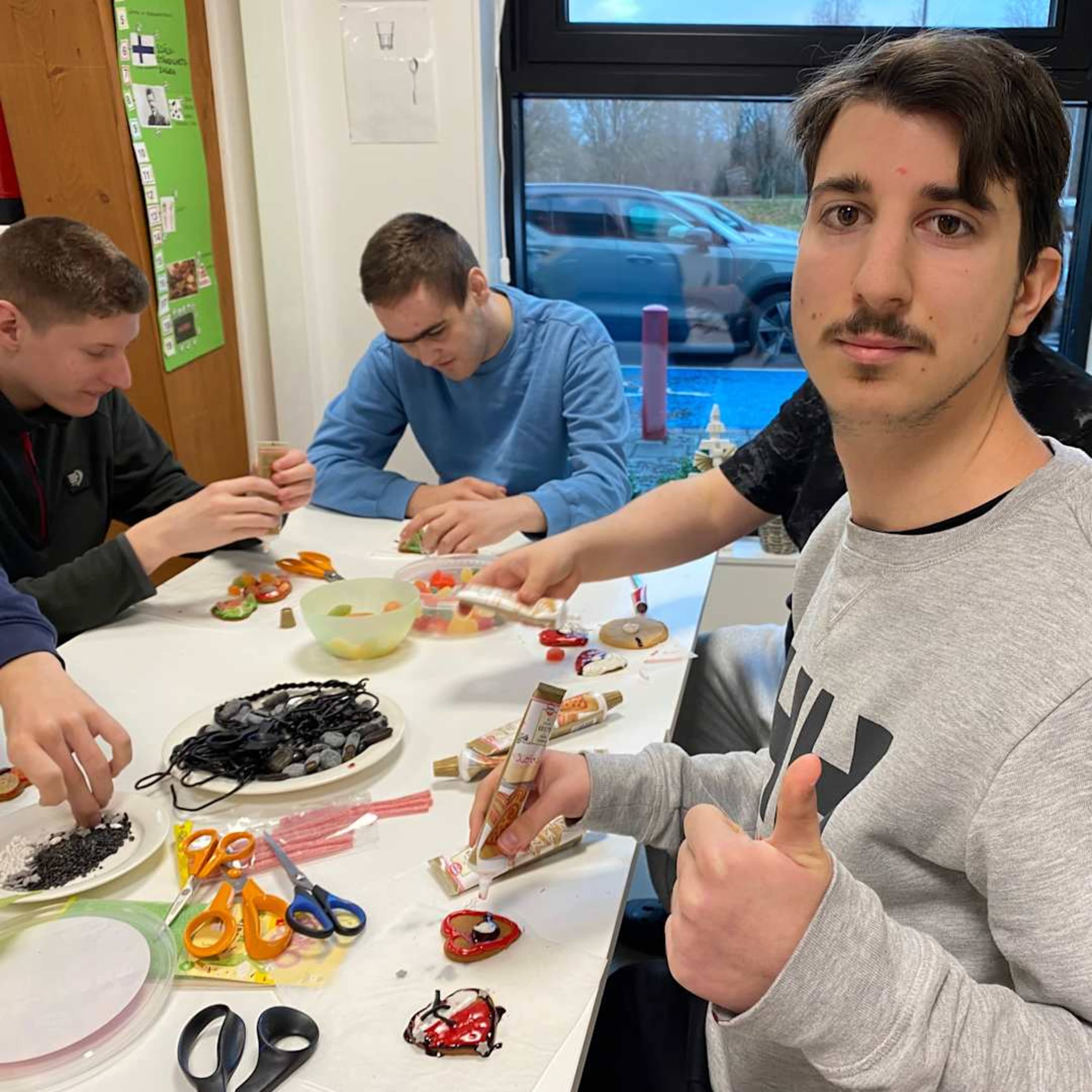 Optimastuderande bygger sin skola till Pargas Pepparkakshustävling: "Det är roligt att samarbeta ...