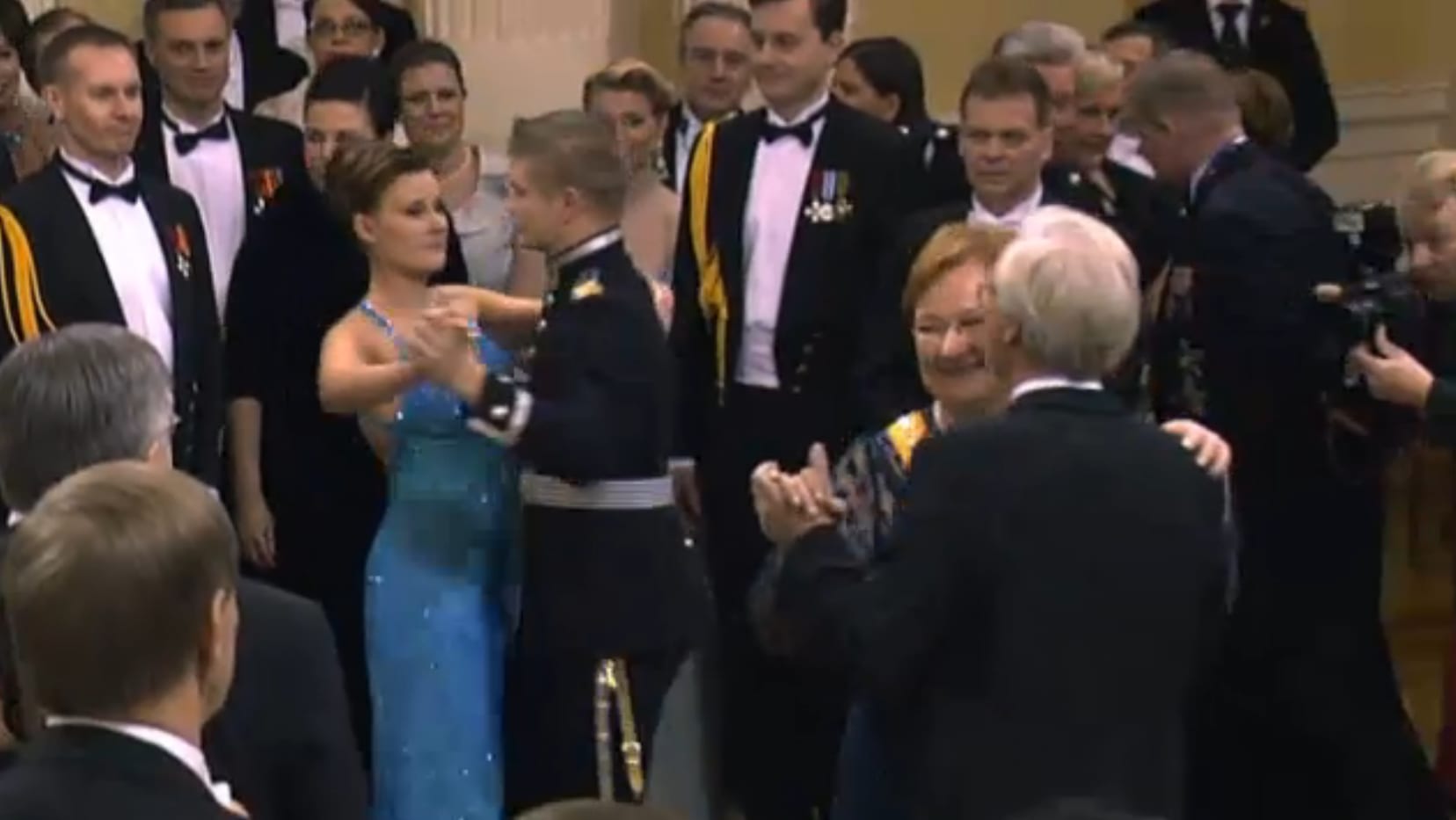 Presidenttipari aloittaa illan tanssit | Yle Areena