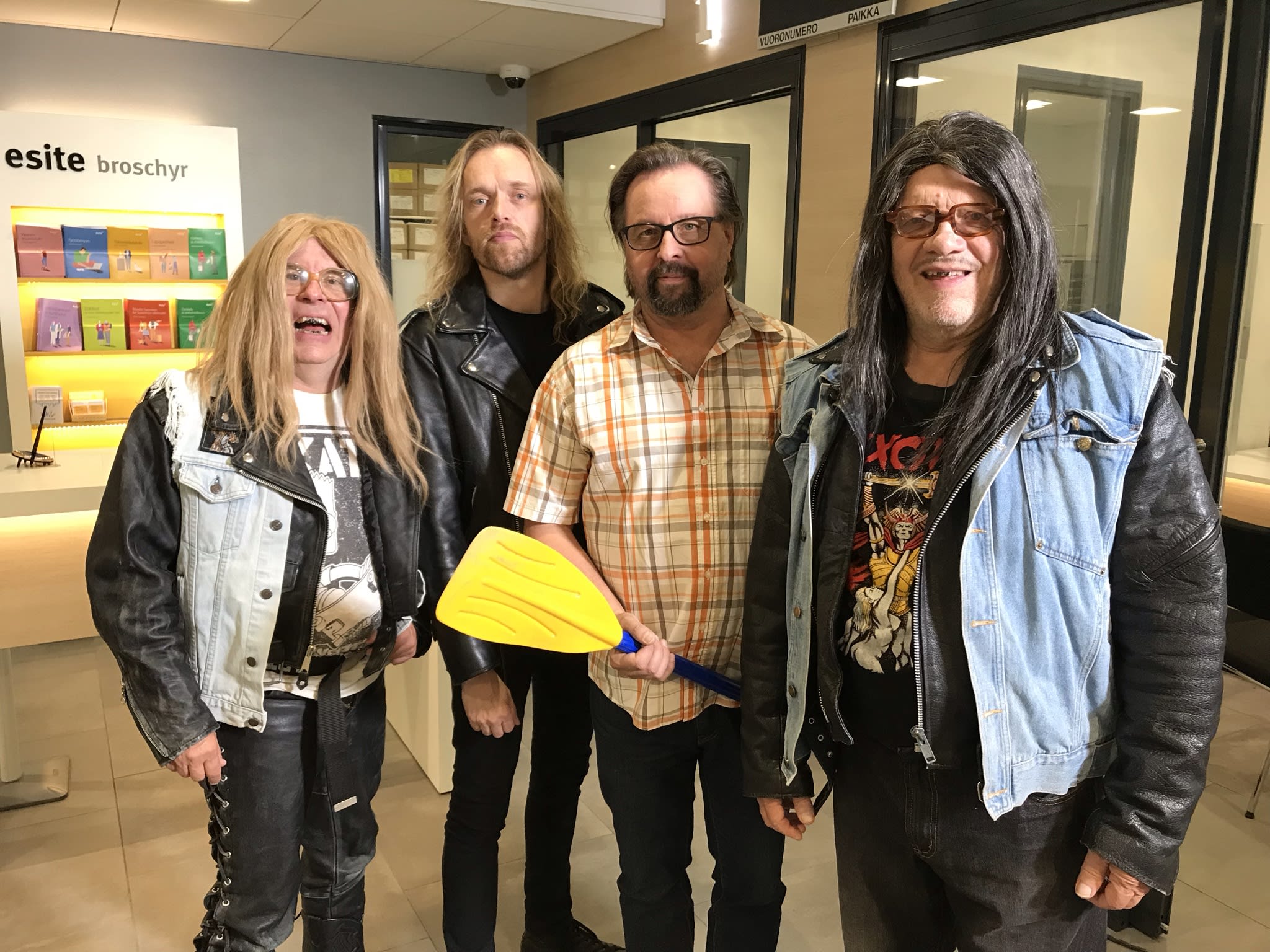 Virsikirjan lisälehdillä ja Speedy & Saku | Kummeli | Yle Areena