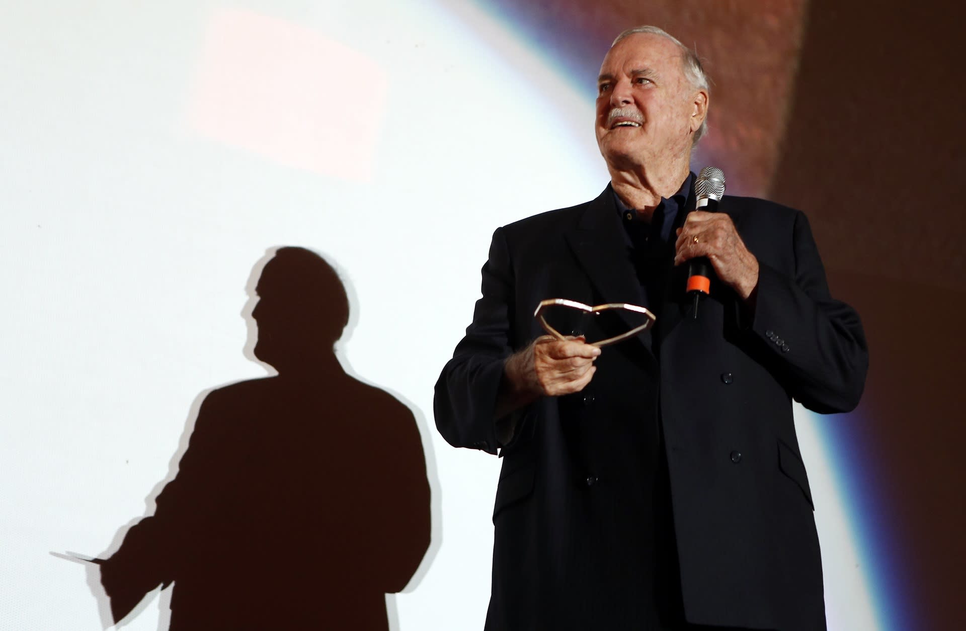 John Cleese: "Woke-kulttuuri hyydyttää luovuuden" | Puoli seitsemän ...