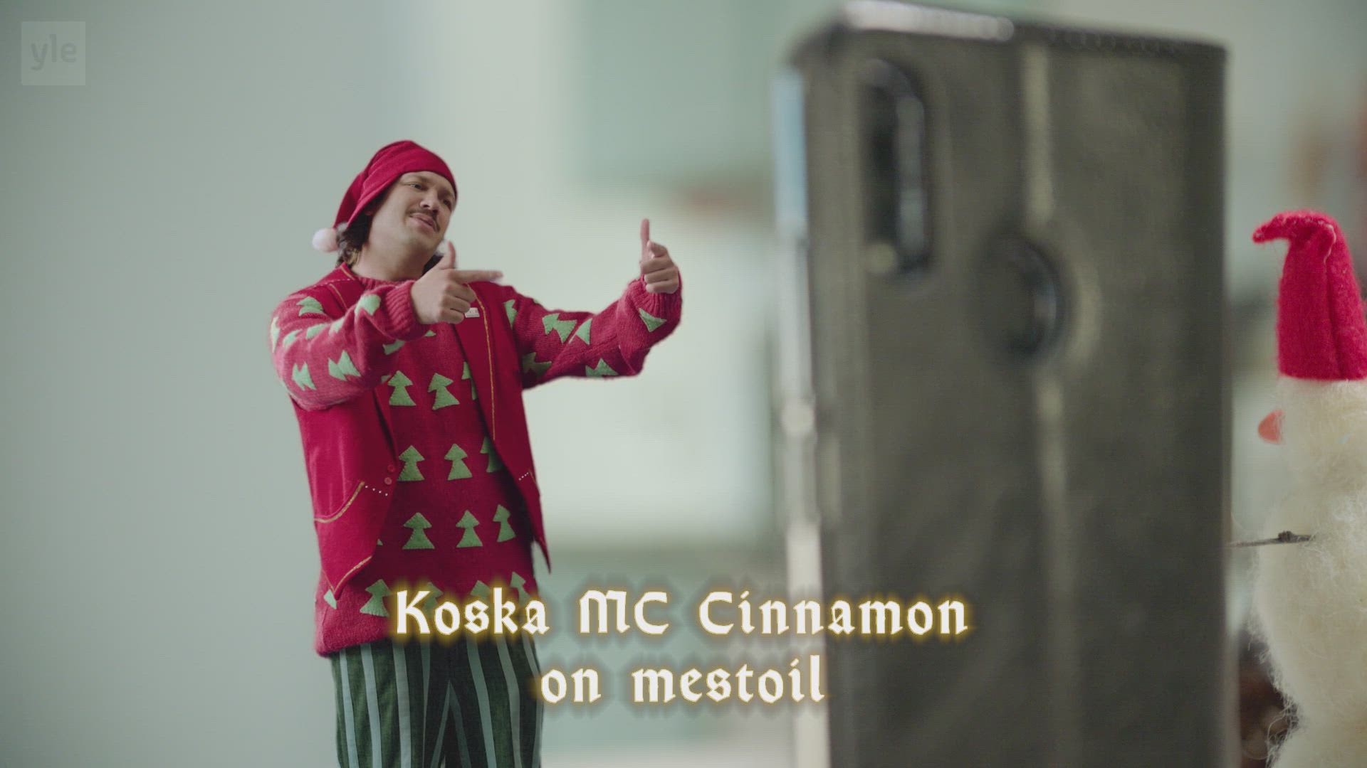 Tonttuakatemian musiikkivideo: MC Cinnamon in da house | Joulukalenteri ...