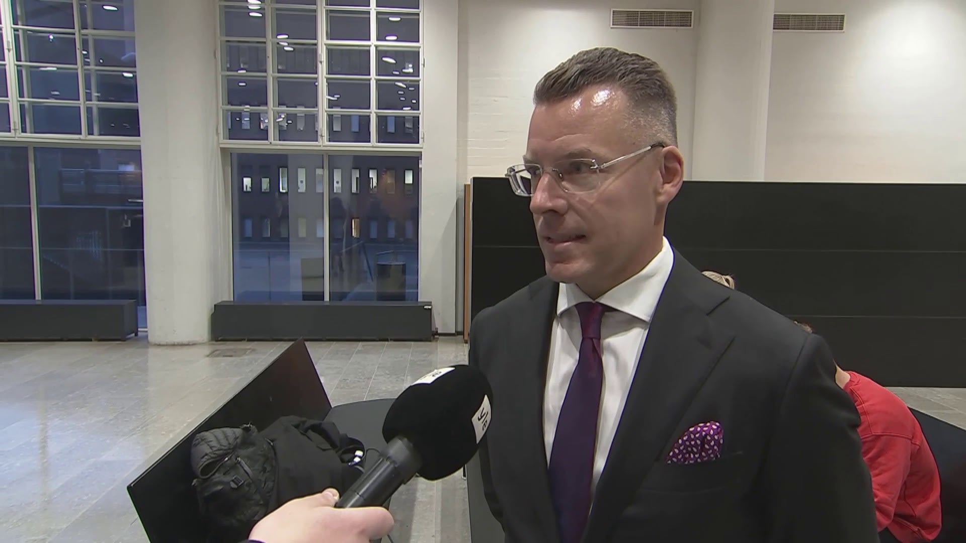 Toimittaja Tuomo Pietiläistä avustava asianajaja Timo Ylikantola ...