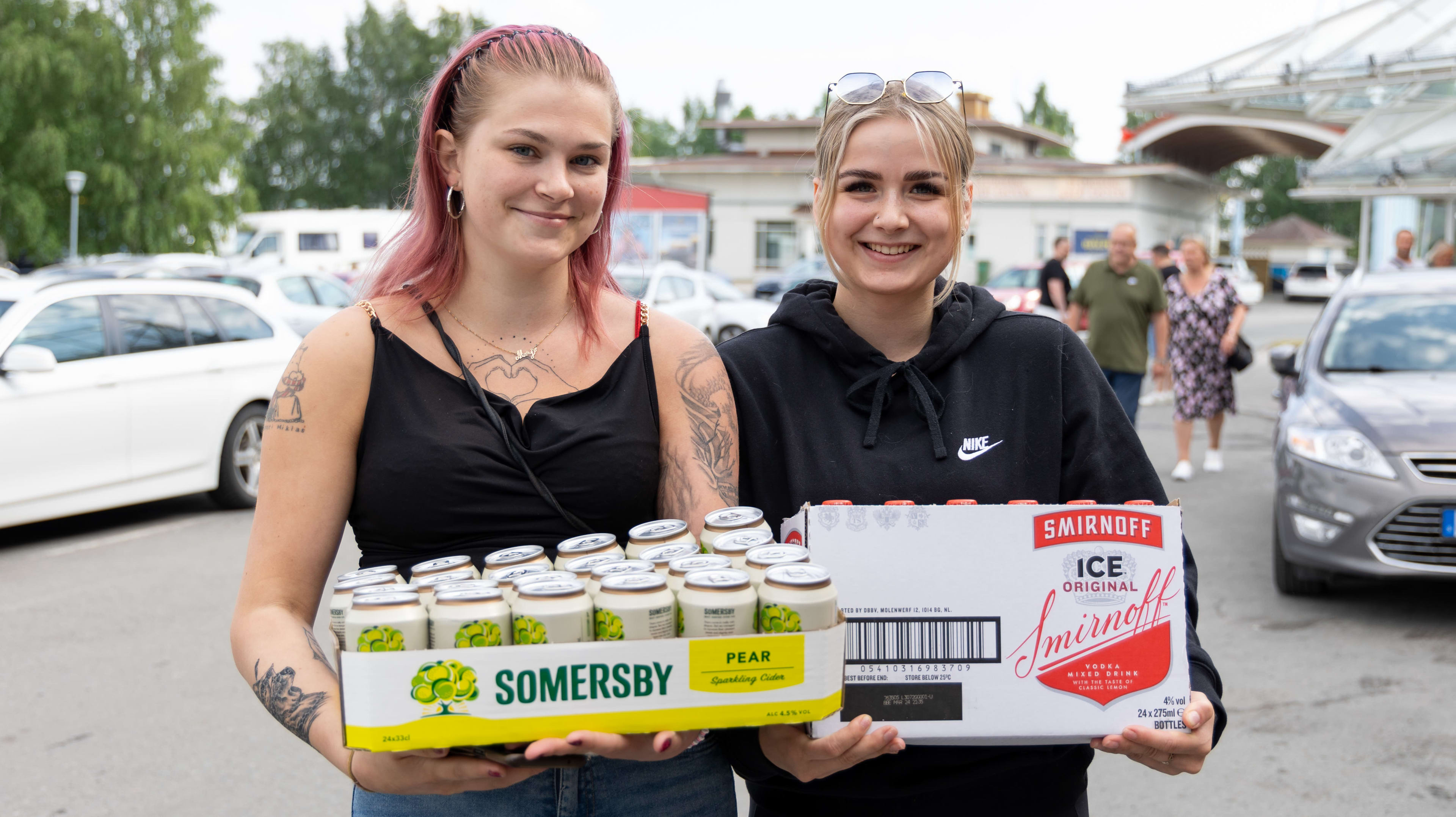 Kemiläiset Laura Toivanen ja Sara Huhtaniska ovat lähteneet monen muun ...