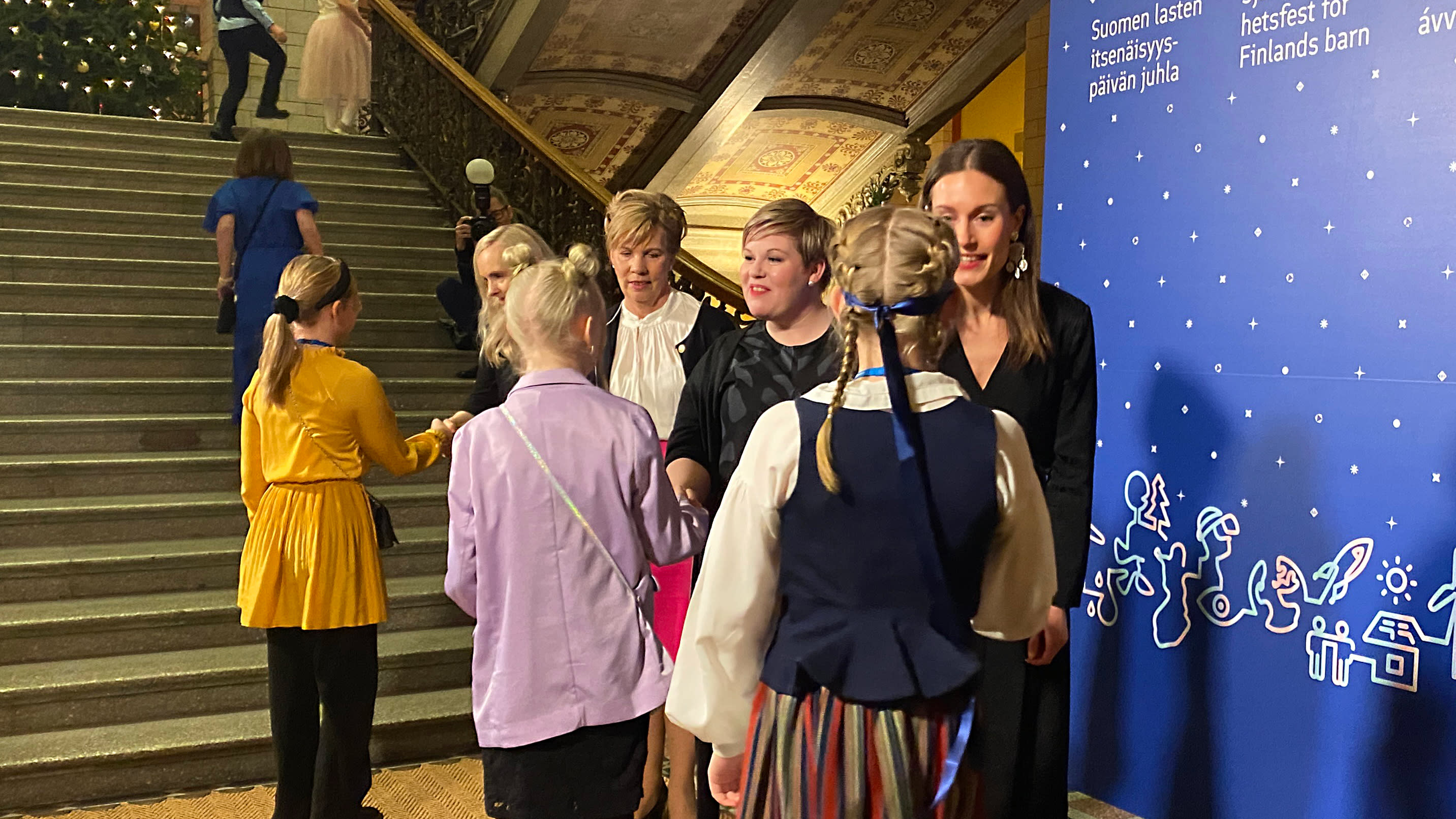 Lapset pääsivät kättelemään ministereitä omassa itsenäisyyspäivän ...