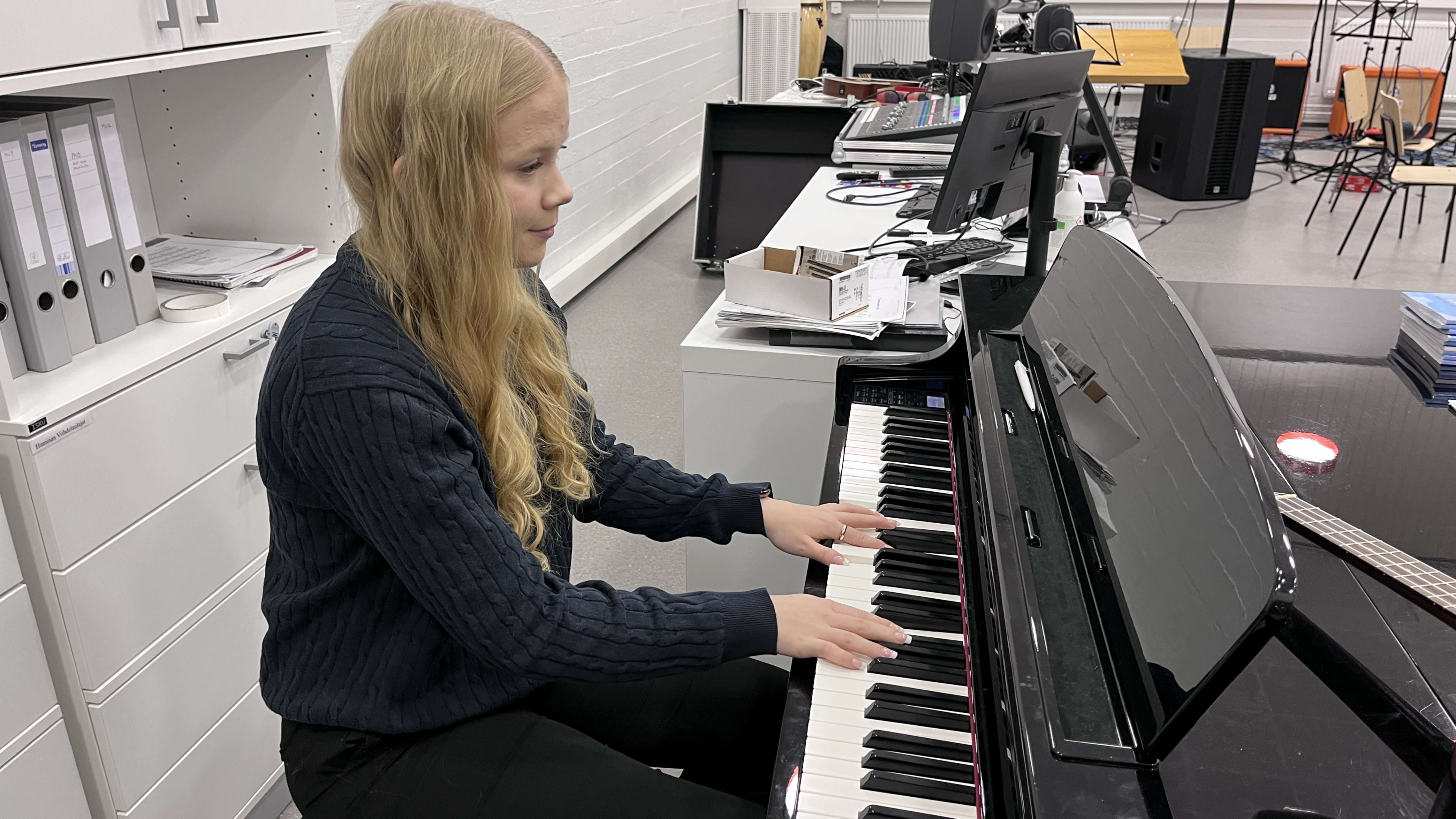 Annika Haikka esittää kappaleensa "Joulu tulee meille" | Yle Kaakkois ...