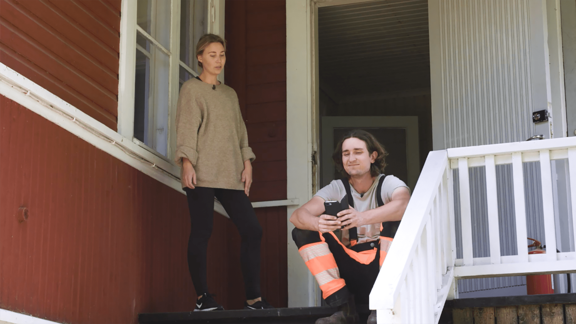 K1, J2: Rikkinäinen moottorisaha ja vuotava katto | Kaipuu maalle - kyläkoulusta koti | Yle Areena