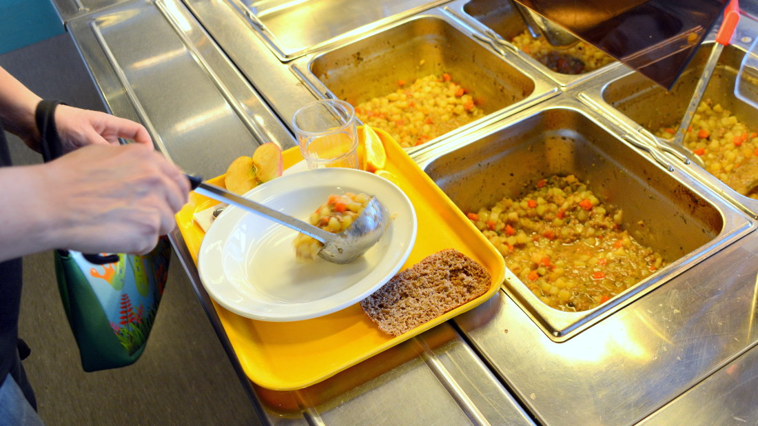 Den nya skolmaten väcker inga större glädjerop i Söderkulla skola ...