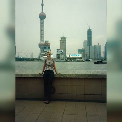 Vastuullisuusvaikuttaja Outi Pyy vieraili kiinalaisessa vaatetehtaassa ...