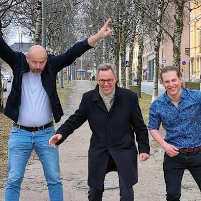Tre glada män står och spexar och poserar