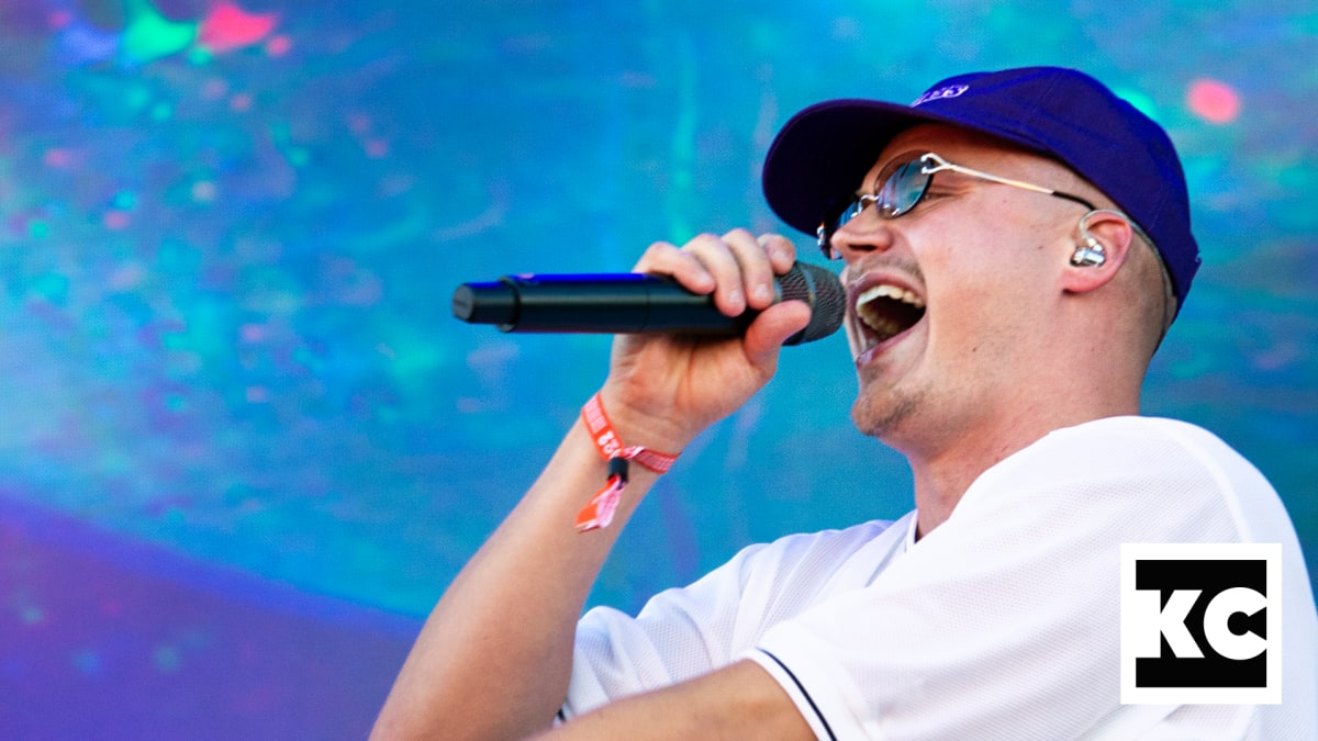 Nuoret miesmuusikot lesoilevat nyt autoilla, rahalla ja samppanjalla ...