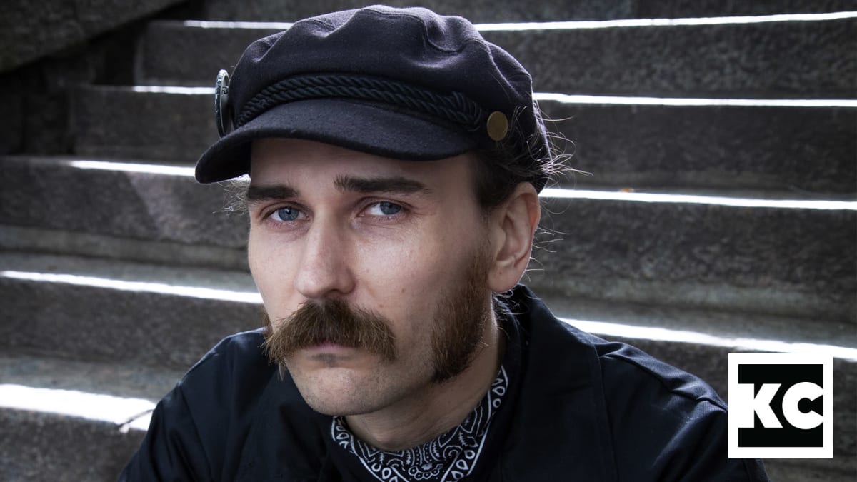 Moni punkkari sikailee, vaikka julistaa ihmisoikeuksia t-paidassaan ...