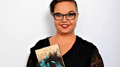 Salla Simukan nuortenkirjat myyvät maailmalla kuin häkä – nyt hän ...