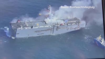 Fartyg med 3 000 bilar ombord fattade eld utanför Nederländernas kust ...