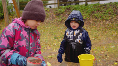 Leikitään pihalla! –sarja kannustaa lasta leikkimään pihalla ja ...