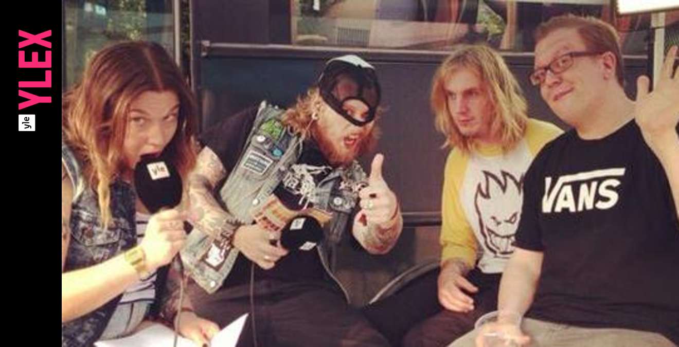 Pää Kii -punkkari kiisteli lentokoneessa - meinattiin heittää ulos ...