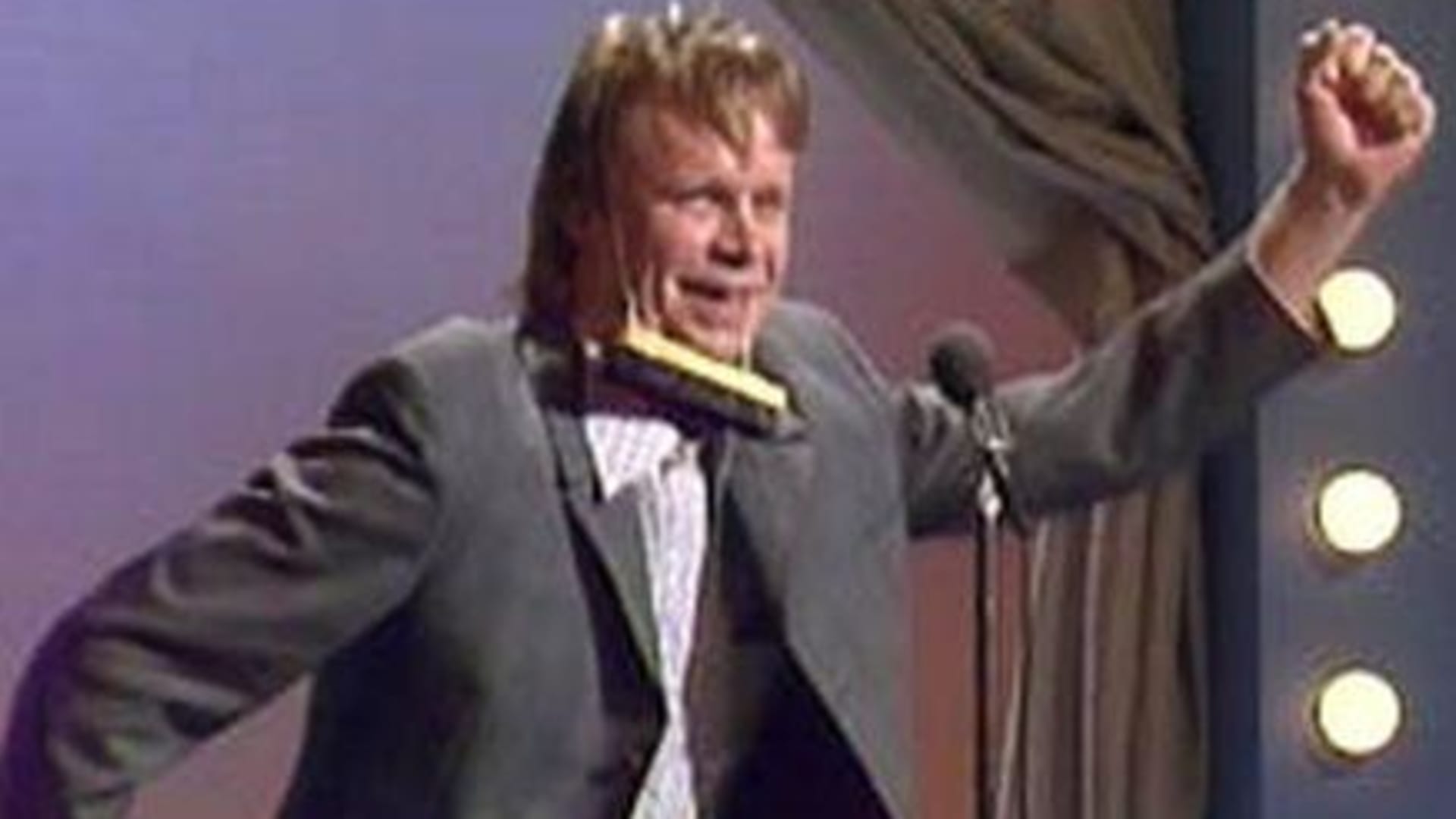 Ahtaaja Lauri imitoi perheen aamutoimia | Yle Areena