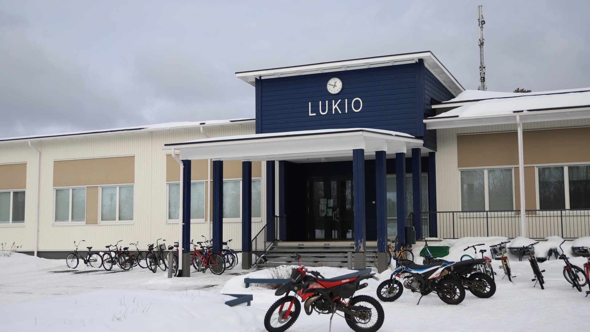 Iin lukiossa valmistaudutaan taas kerran yo-kokeisiin poikkeusoloissa ...