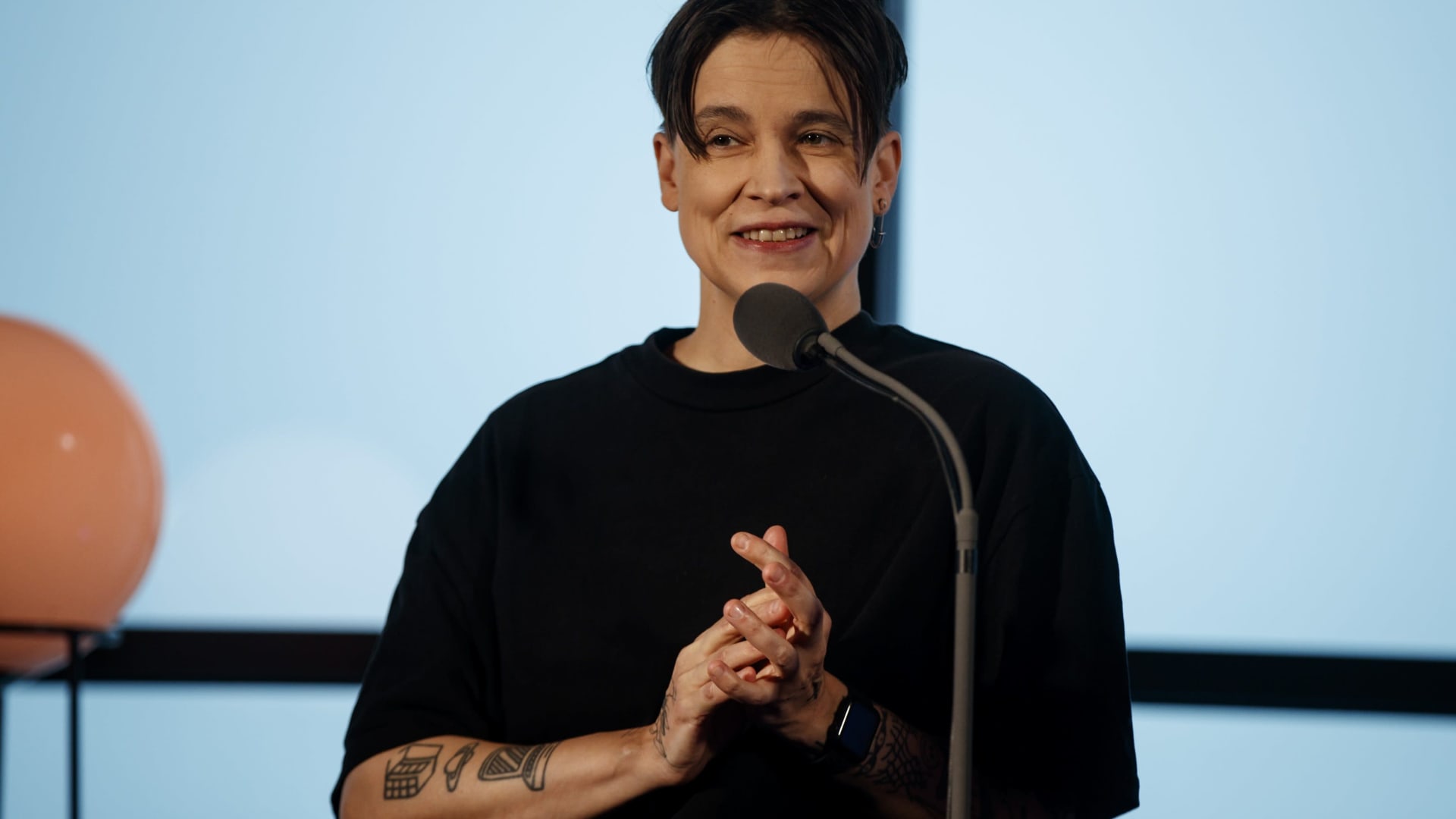 Tutkija Anna Cadia kertoo esimerkin Simsistä, miten verkkopelin voi ...