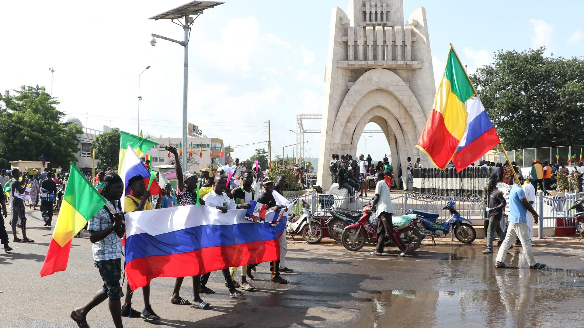 Trikolori liehuu Malissa, mutta se ei ole Ranskan lippu – näin Venäjä ...