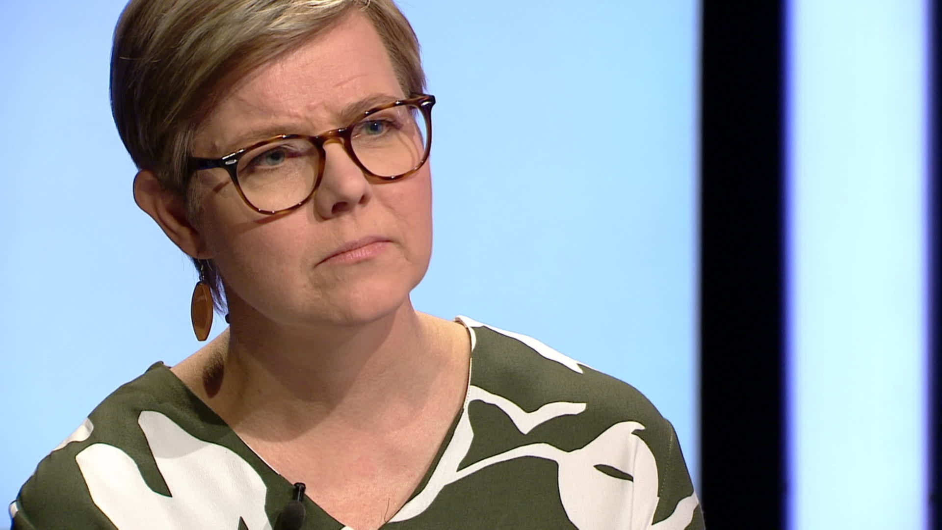 Vihreiden ilmastoministeri Krista Mikkonen väistelee kysymystä ...