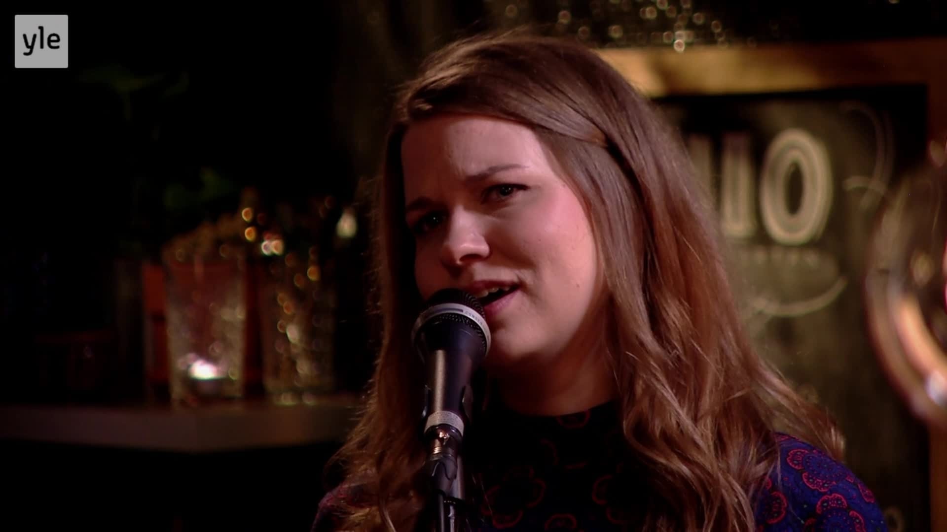 Efter Nio: Andrea Eklund & Amanda Henriksson framfår låten ...