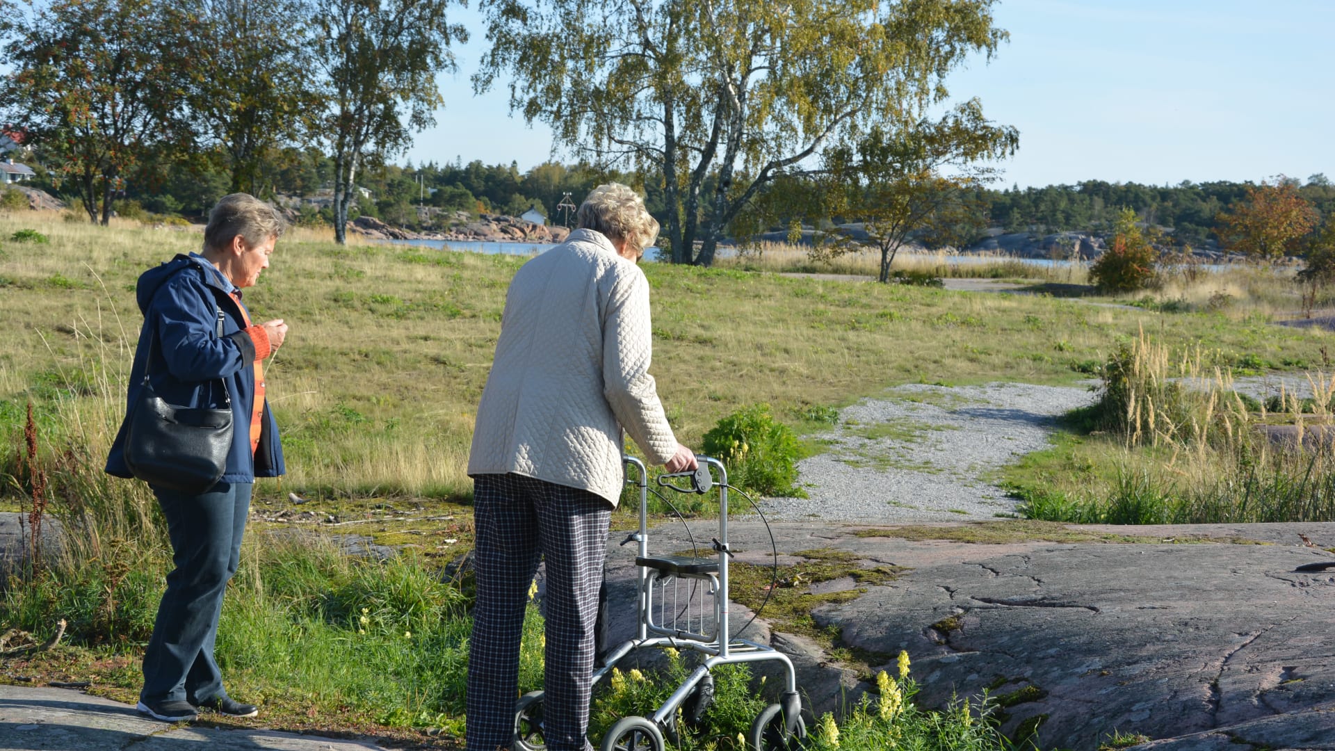 Kan man röra sig med rullator på det nya promenadstråket i Hangö ...