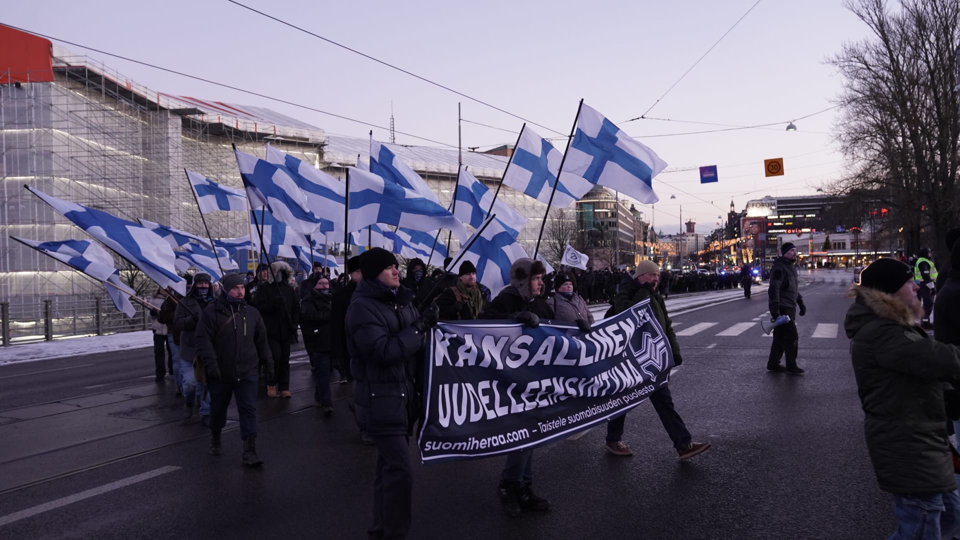 Äärioikeistolainen Suomi herää -kulkue marssi Eduskuntatalolle ...