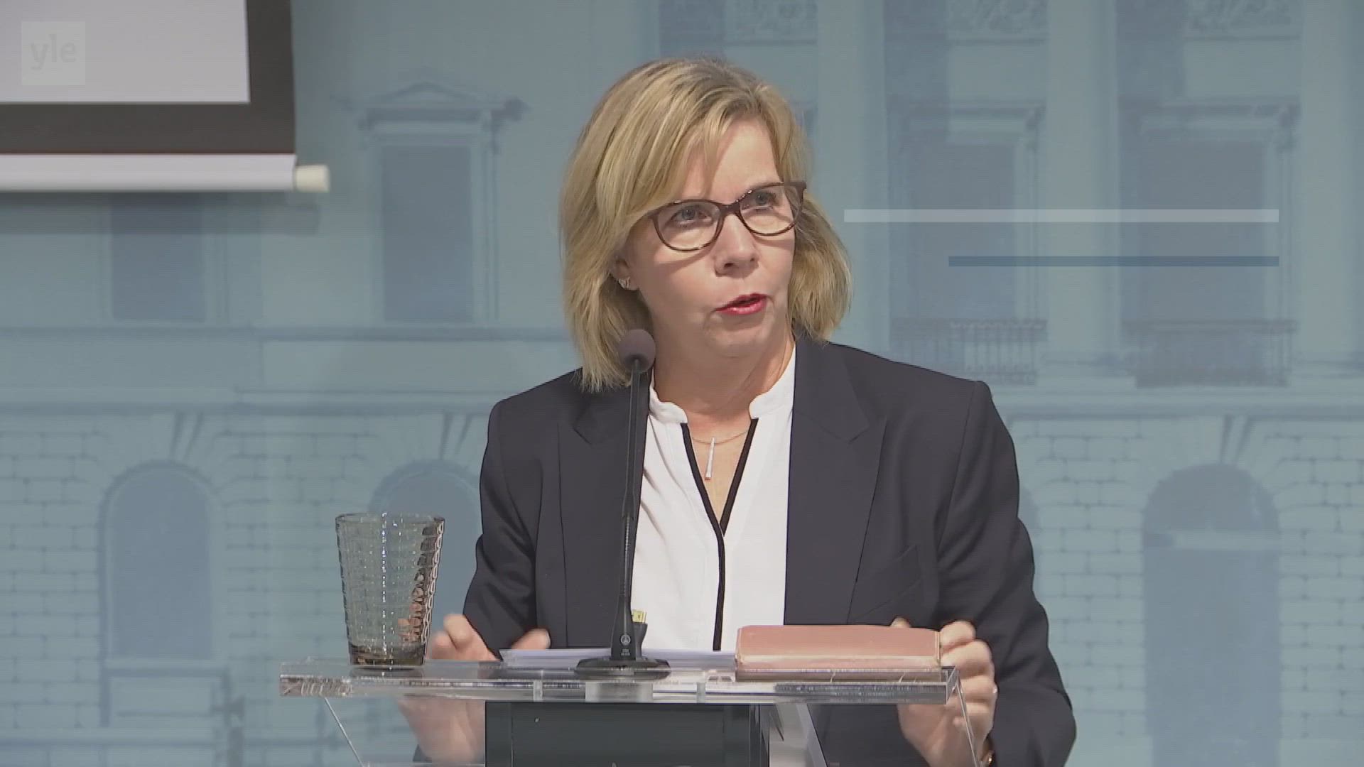 Ministeri Henriksson kertoo saamelaiskäräjälain pöytäämisestä ...