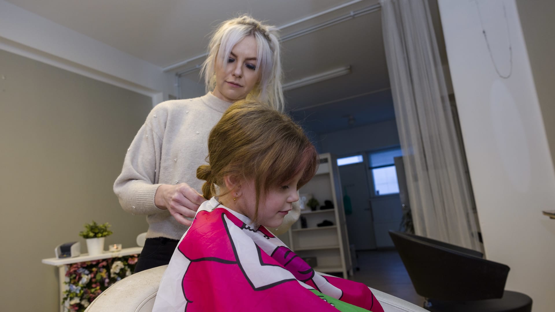 Parturi-kampaaja Laura Piirosella on edessään 12-vuotisen uransa tiukin ...