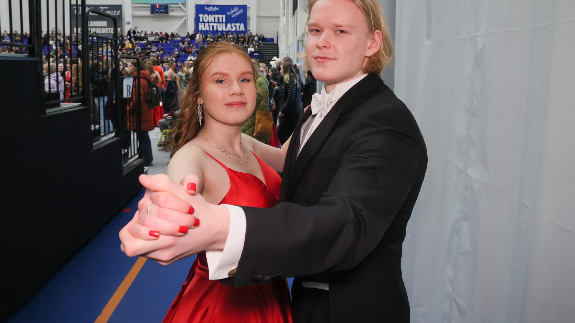 Frakkeja ja liehuvia helmoja – vanhojentanssit luovat yhteisöllisyyttä | Yle Hämeen videot | Yle ...