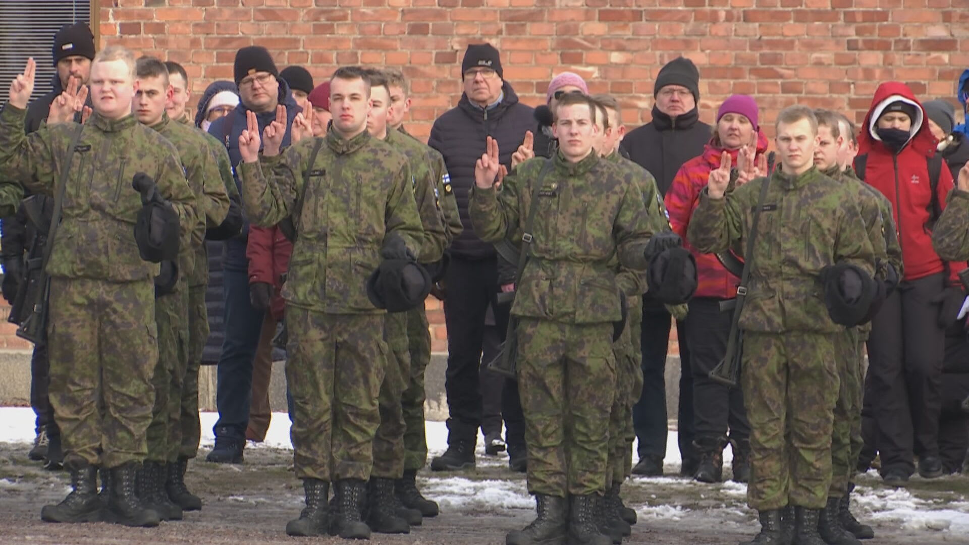 Krigsmannaedgång vid Nylands brigad i Dragsvik 1/23 | Yle Nyheter | Yle ...