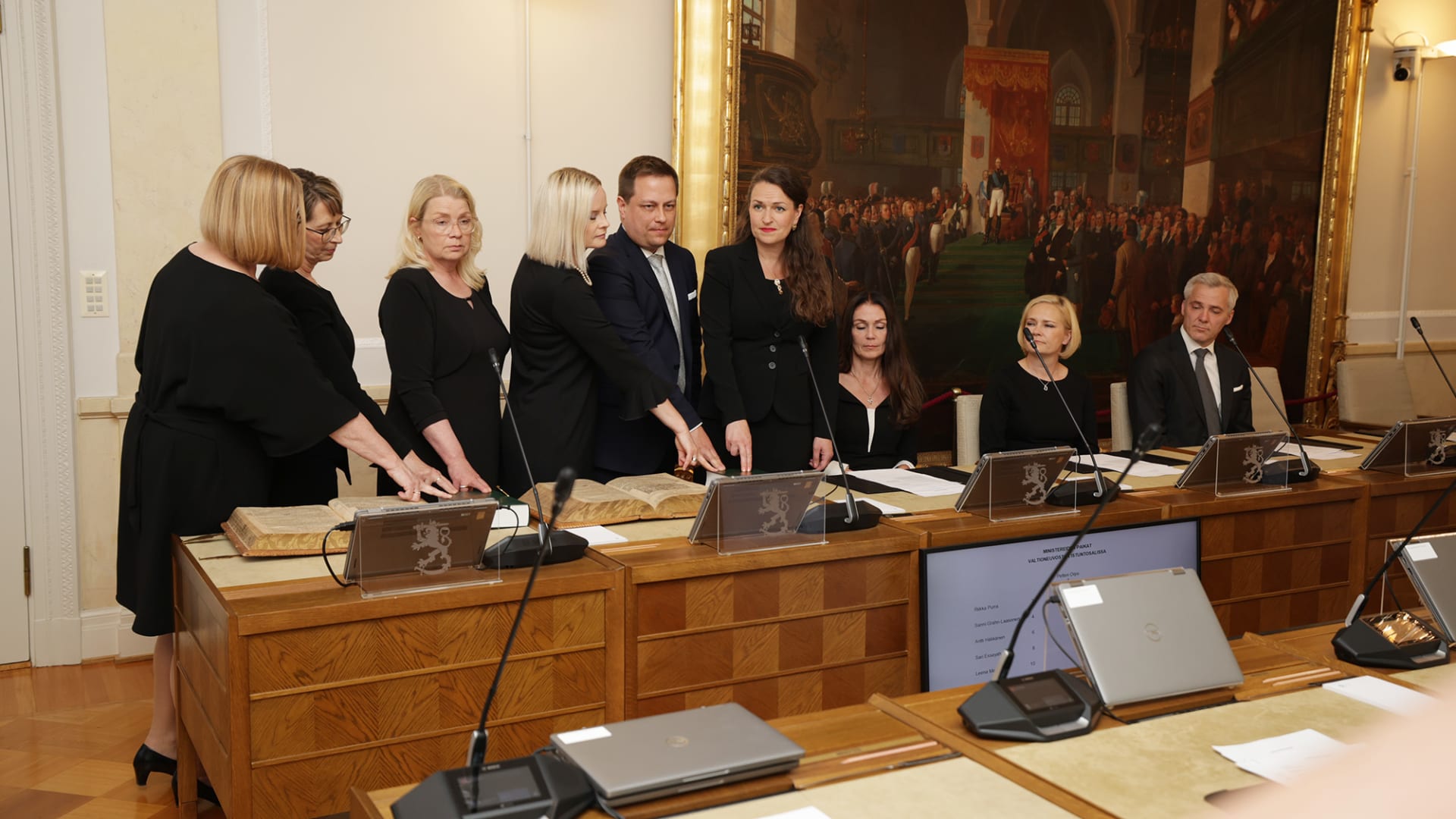 Hallituksen uudet ministerit antoivat virkavalan tai virkavakuutuksen ...