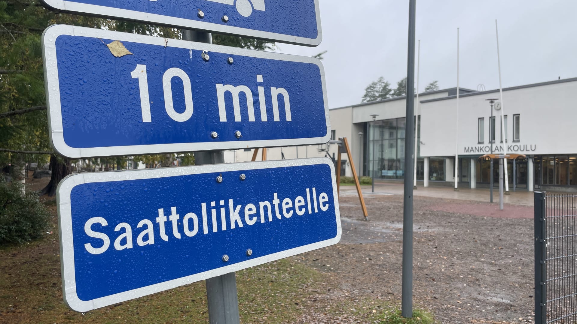 Sade ja pimenevät syysaamut tuovat saattoliikenteen ruuhkat kouluille ...