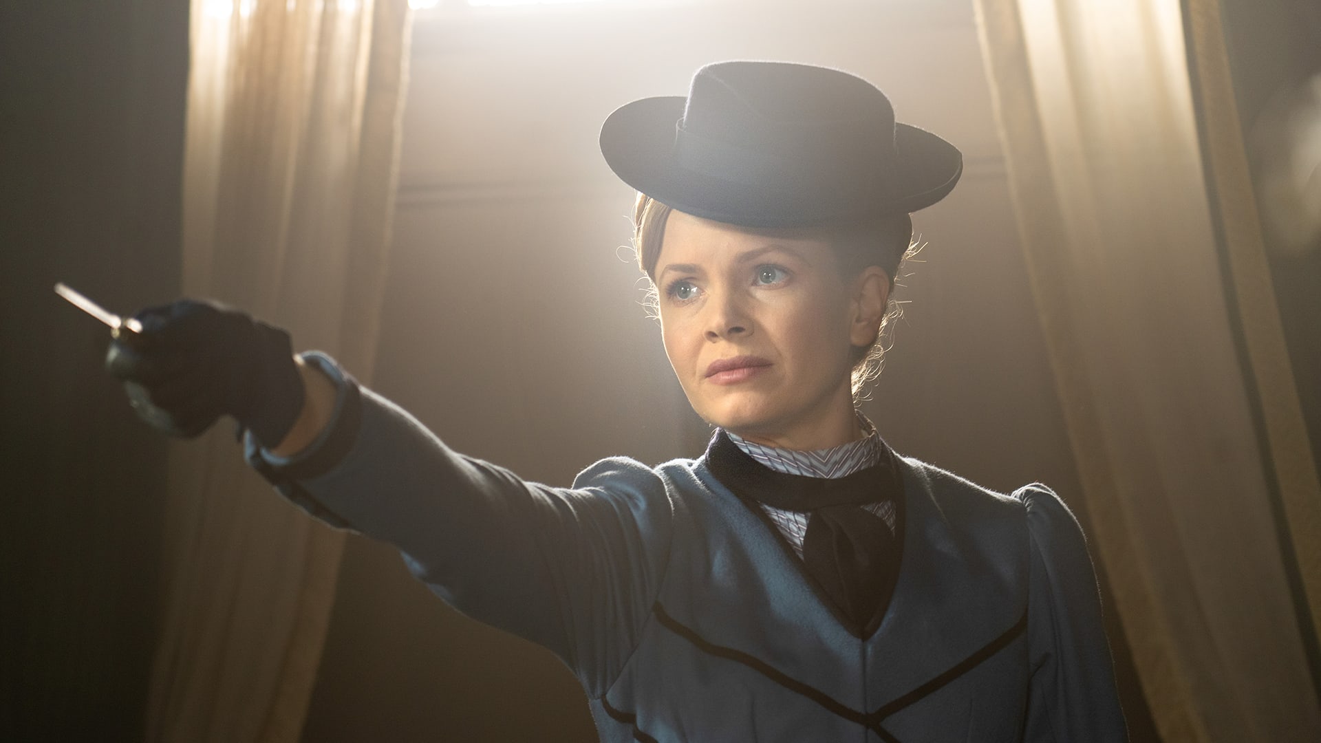 K1, J2: Punatakkinen nainen | Neiti Scarlet ja Herttua | Yle Areena