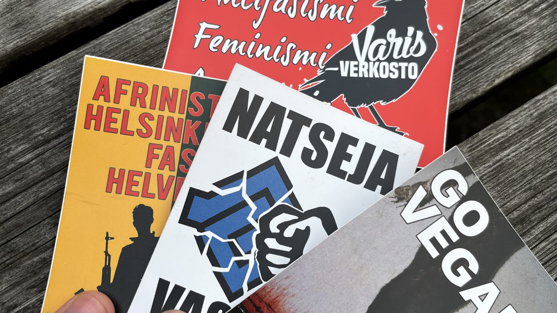 Politiska budskap sprids med klistermärken på stan | Yle ...