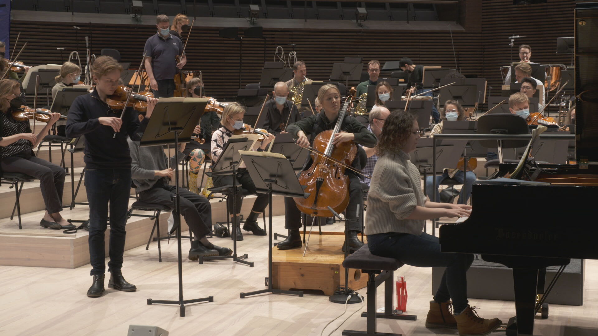 Haastattelussa Fanny Söderström, Senja Rummukainen ja Otto Antikainen ...