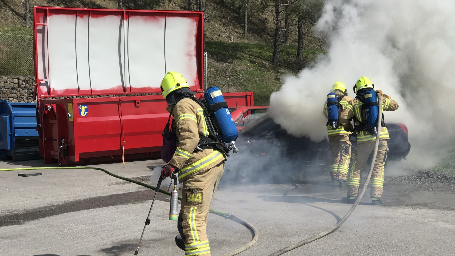 Sähköautopalo sammuu vesikontissa | Yle Uutiset Häme | Yle Areena