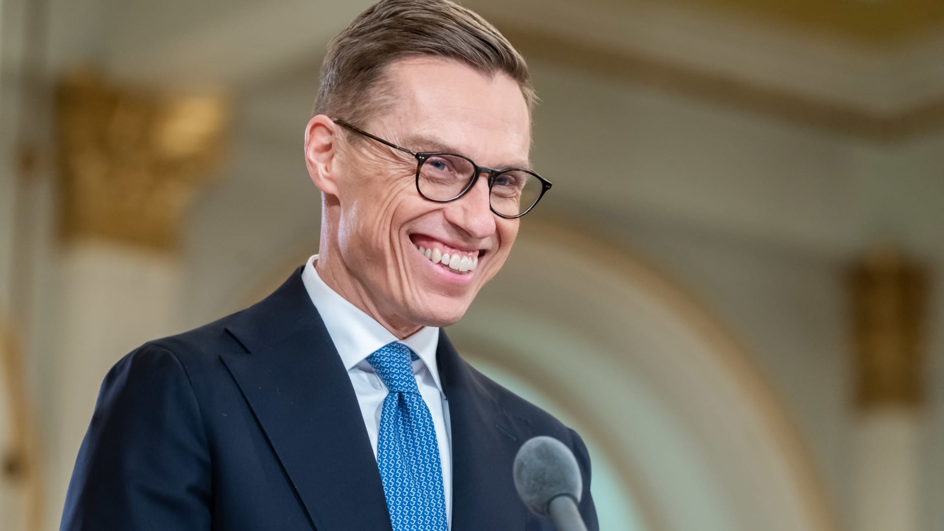Finlands president Alexander Stubb håller sitt första pressinfo | Yle ...